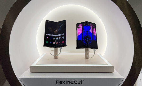 Samsung demonstrates dual-foldable display