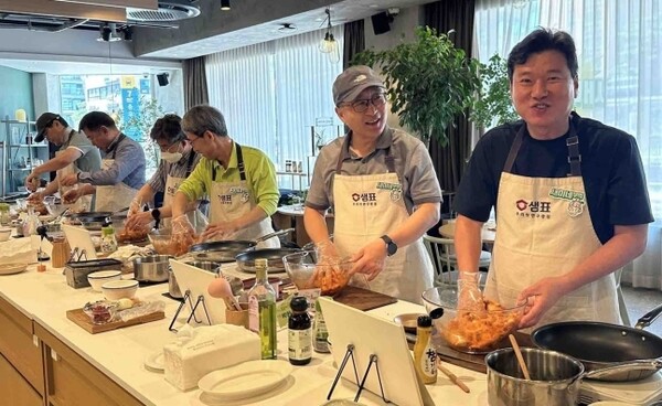 Sampyo holding a unique cooking class