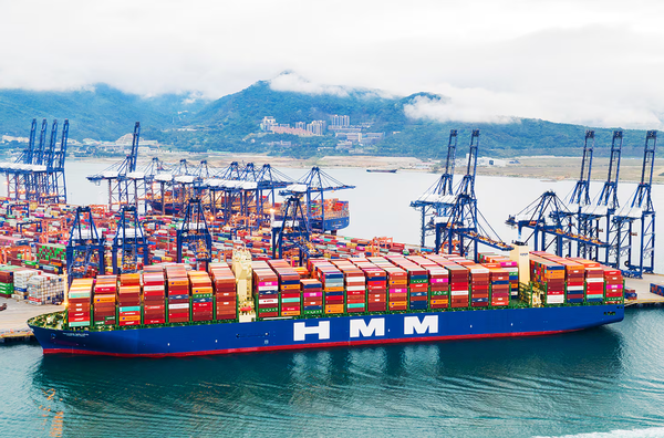 HMM places $2.2 billion order for 12 LNG-powered container ships
