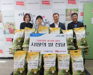 Donating rice for senior citizens living alone